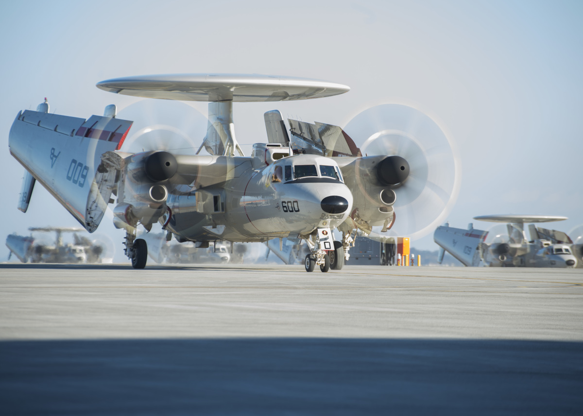 VAW-125のE-2Dホークアイ、岩国航空基地に到着 2月2日 | FlyTeam ニュース