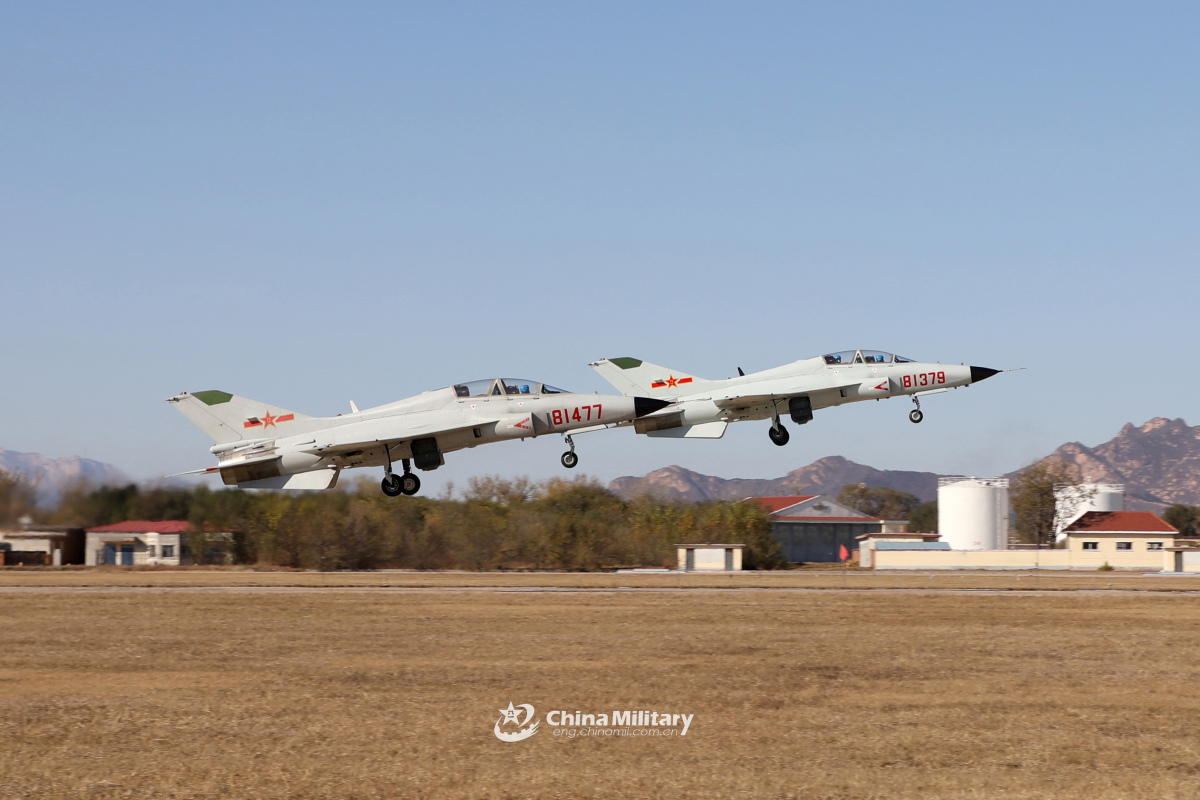 中国海軍の超音速高等練習機JL-9の編隊飛行 | FlyTeam ニュース