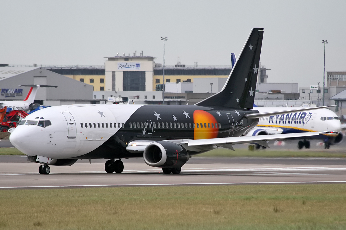 英・タイタン、象徴的存在の“月”描いた737クラシックと757退役 | FlyTeam ニュース